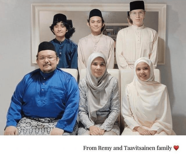 OG Topson Tampil Dengan Baju Khas Melayu, Sarung, dan Peci Saat Berfoto Bersama Sang Istri ...
