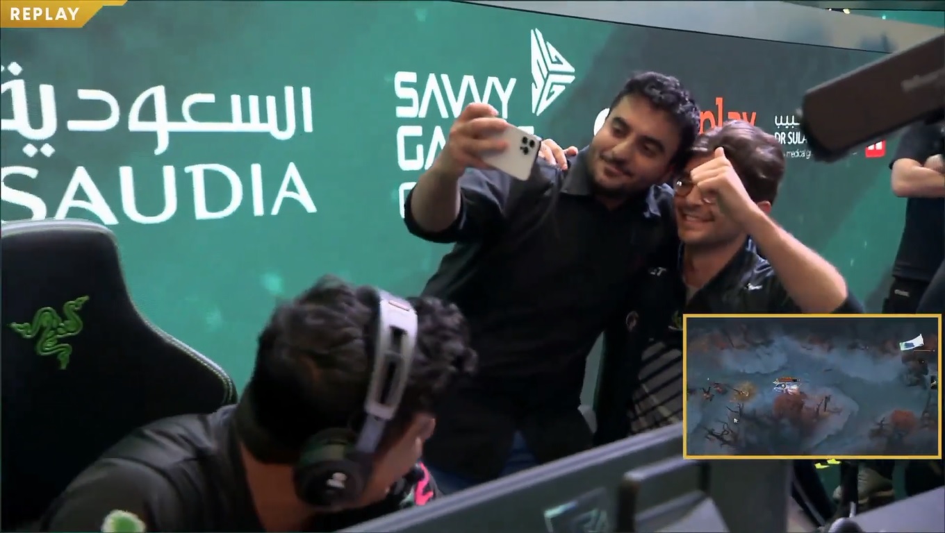 Penggemar Mempause Pertandingan Untuk Berselfie dengan Sebastien Ceb ...